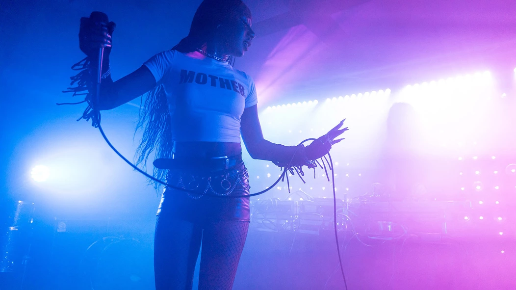 DEBBY FRIDAY played Baby's All Right with Vitesse X (pics)