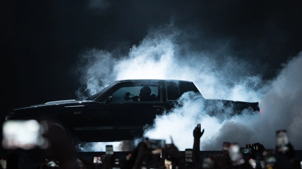 Kendrick Lamar & SZA are a dynamic duo on their epic Grand National ...