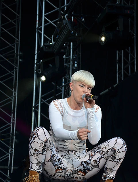 Robyn played SNL & Way Out West (videos & live pics)