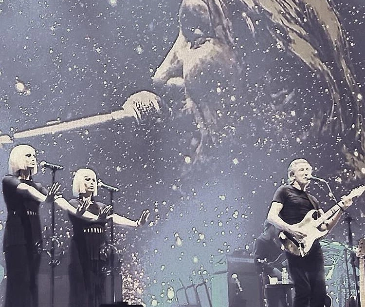 Roger Waters' "US+Them" tour underway (pics ++ setlists from Kansas ...