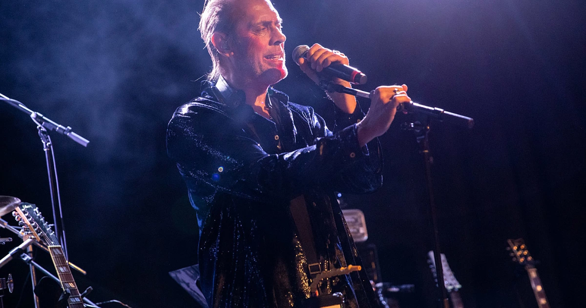 Tool's Justin Chancellor joins Peter Murphy on "The Artroom Wonder"