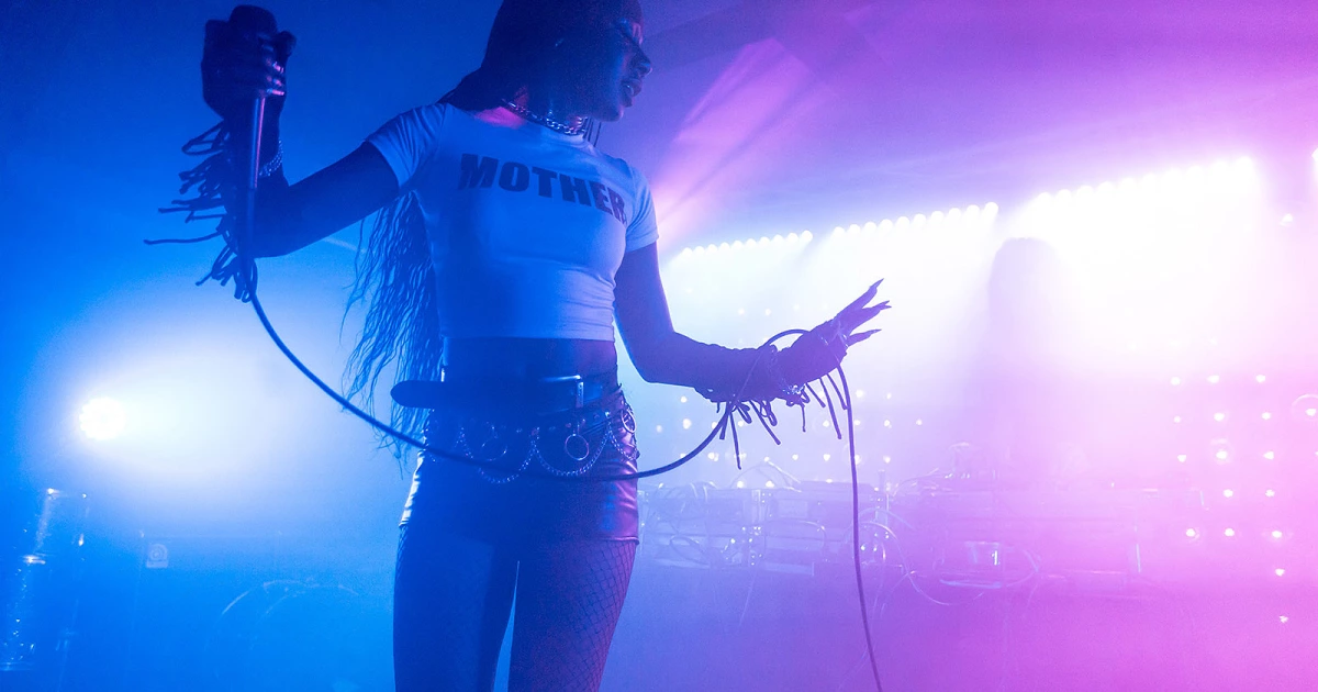 DEBBY FRIDAY played Baby's All Right with Vitesse X (pics)