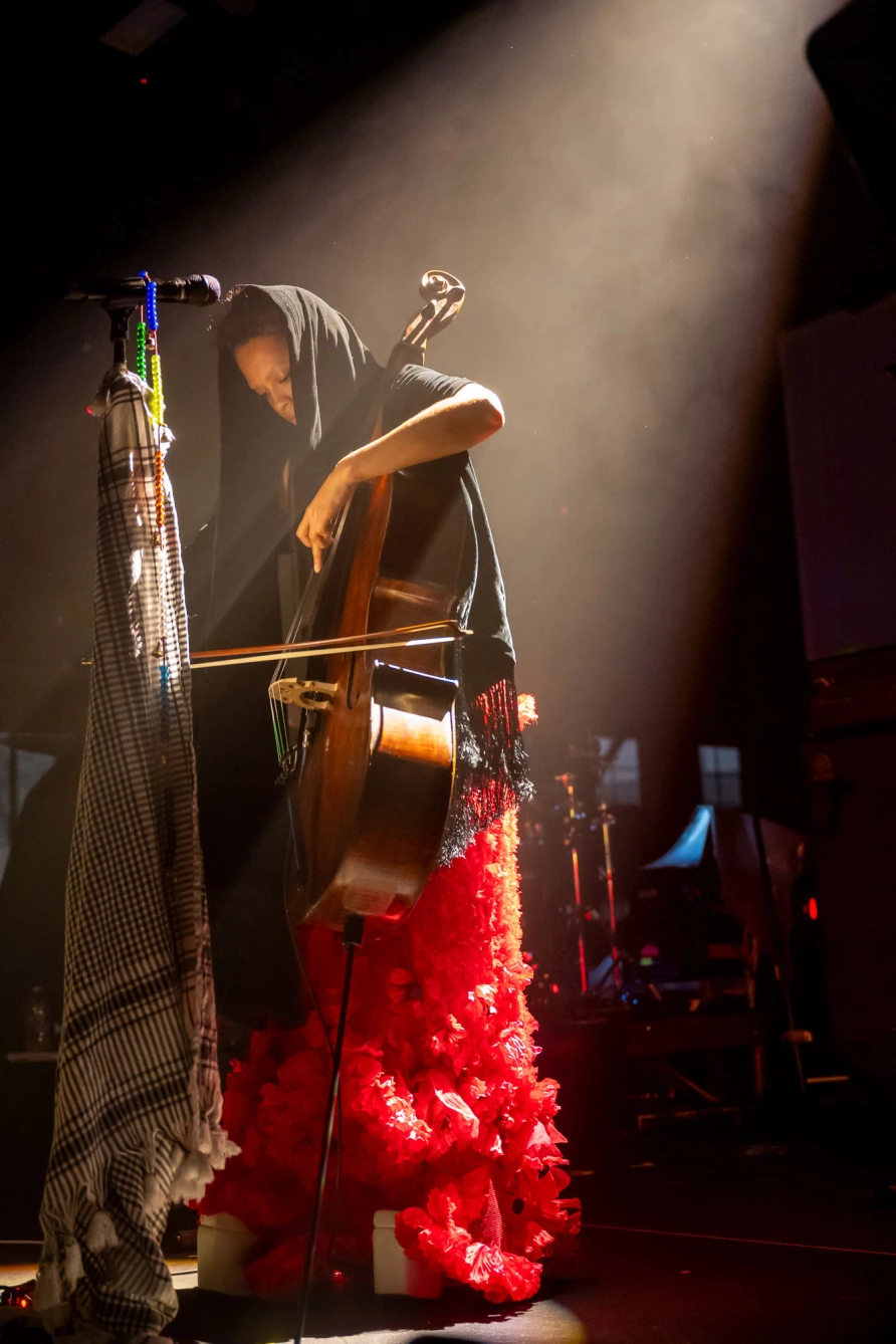 Kim Gordon played Knockdown Center w/ Kelsey Lu, L'Rain, Circuit des ...