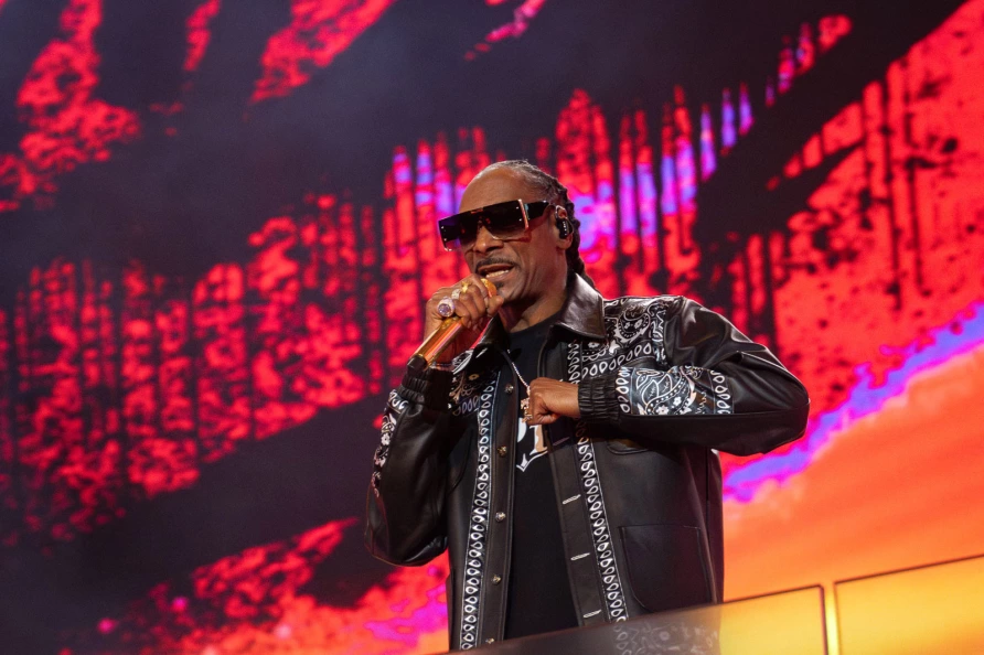 Snoop Dogg & Ice Spice played a surprise Times Square show for ...
