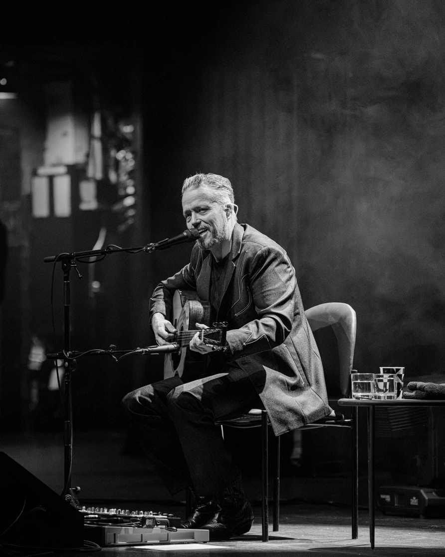 Jason Isbell played 2 solo shows at Beacon Theatre (pics, setlists)