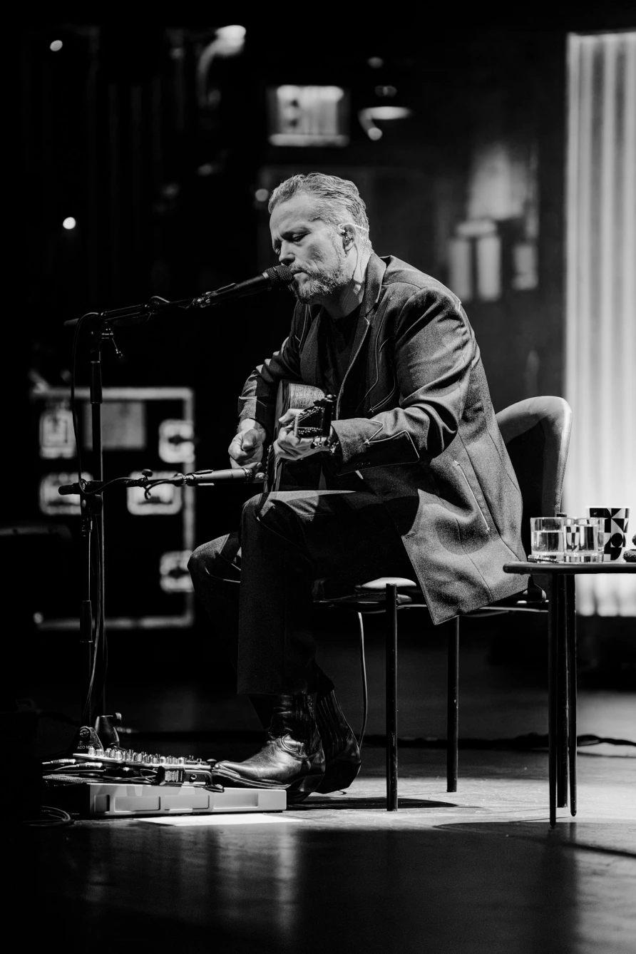 Jason Isbell played 2 solo shows at Beacon Theatre (pics, setlists)