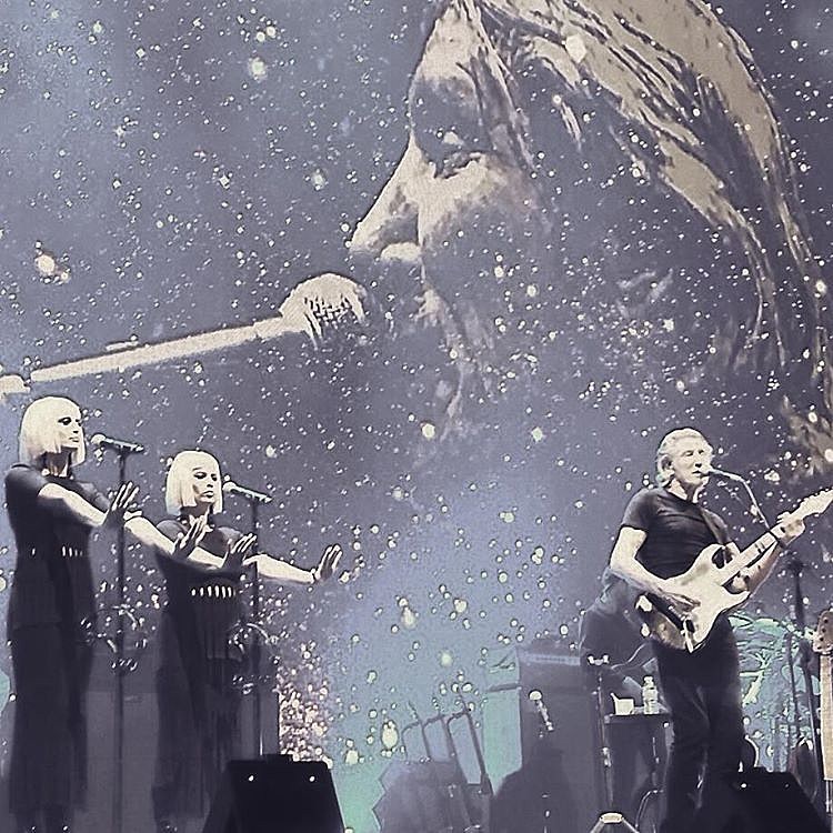 Roger Waters' "US+Them" tour underway (pics ++ setlists from Kansas ...