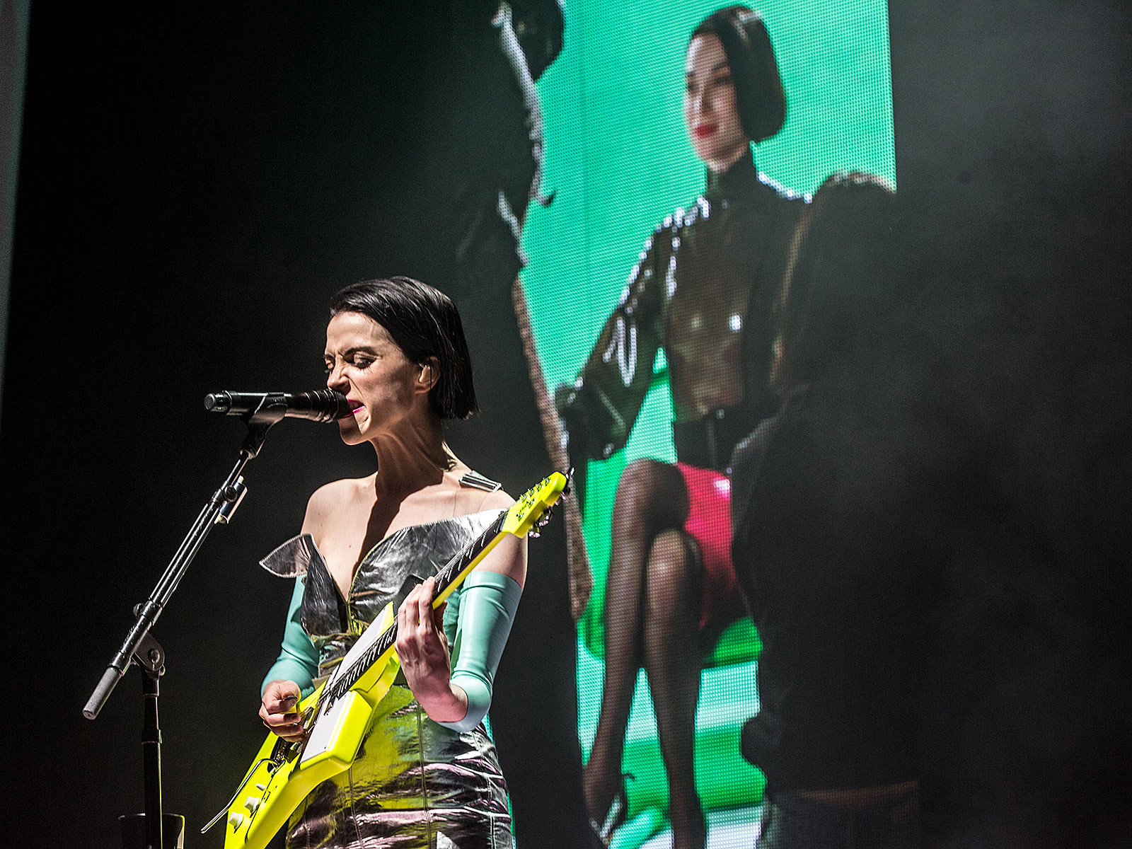 St. Vincent's theatrical 'MASSEDUCTION' live show hit Kings Theatre ...