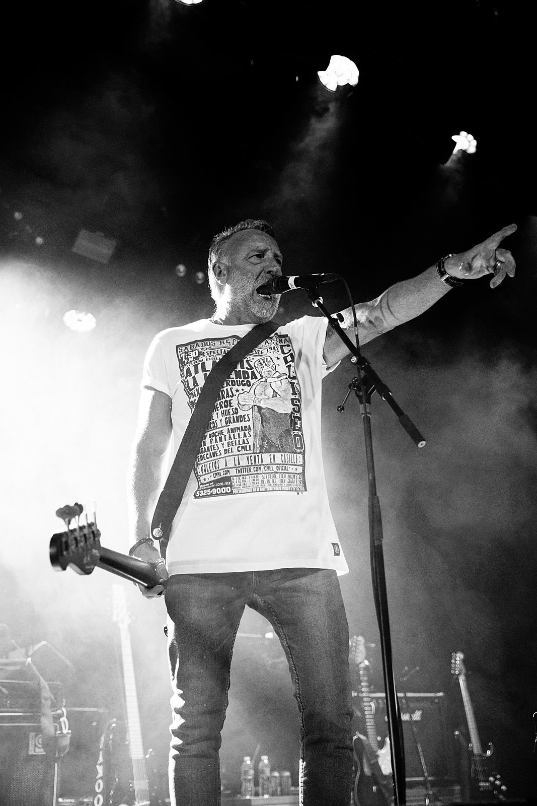 Peter Hook & The Light performing New Order & Joy Division's 'Substance ...