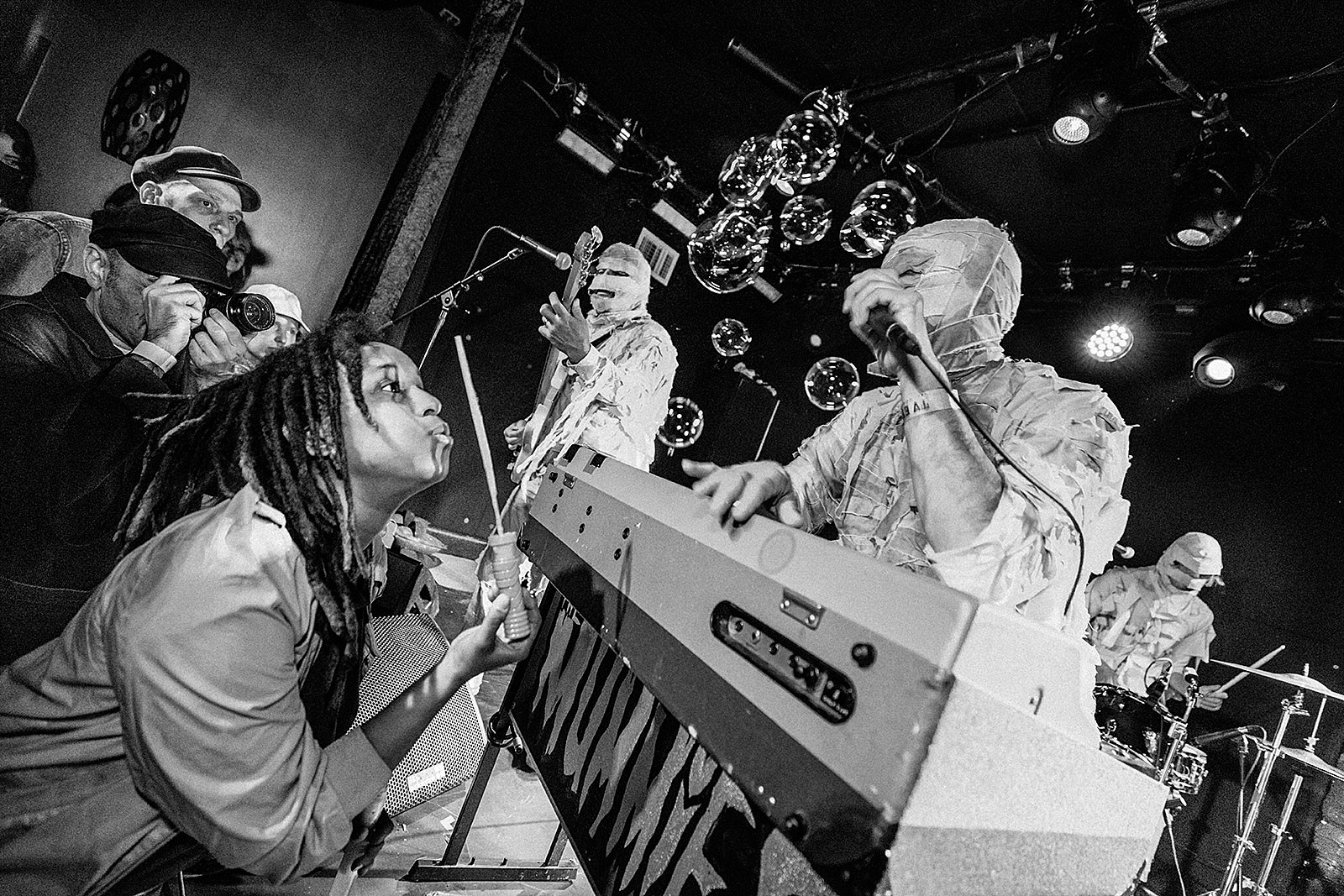 The Mummies played two NYC shows (pics from TV Eye)
