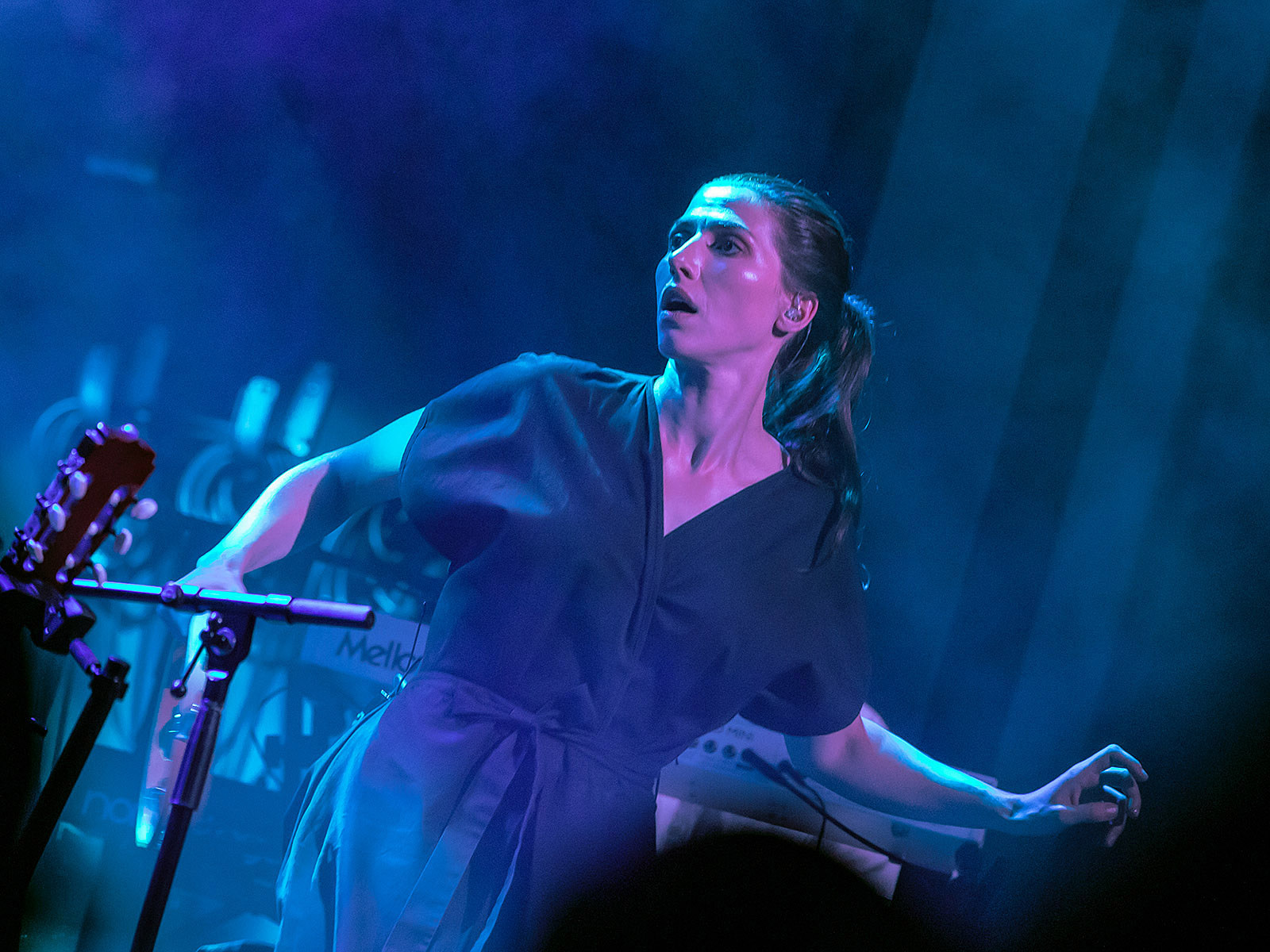 Aldous Harding captivated at Webster Hall with H. Hawkline (pics ...