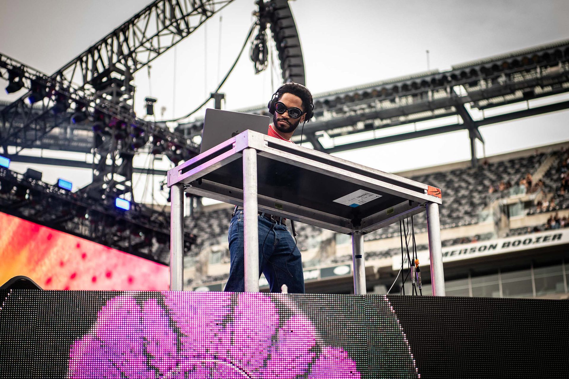 The Weeknd made his NYC-area stadium debut with spectacular MetLife ...