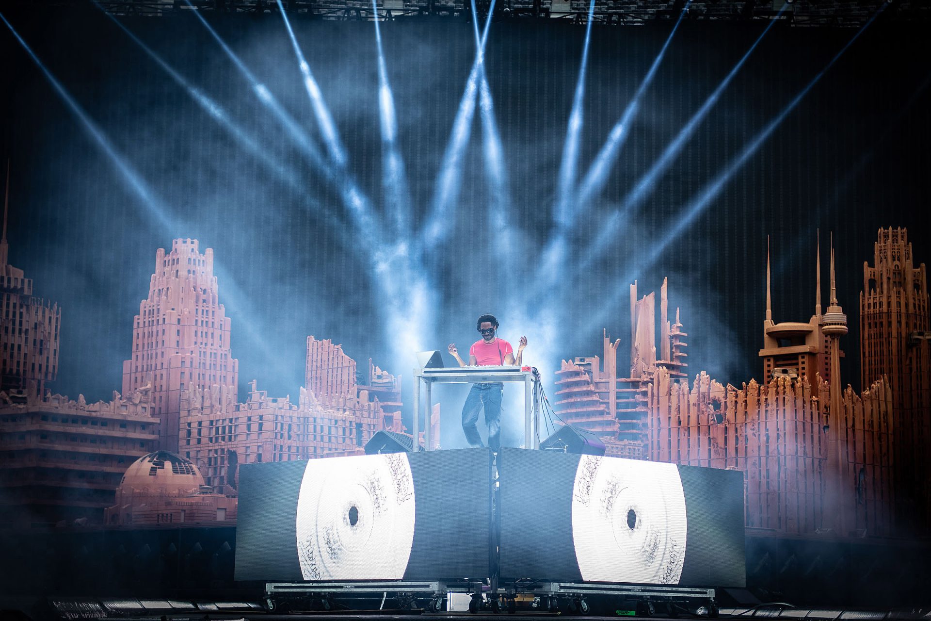 The Weeknd made his NYC-area stadium debut with spectacular MetLife ...