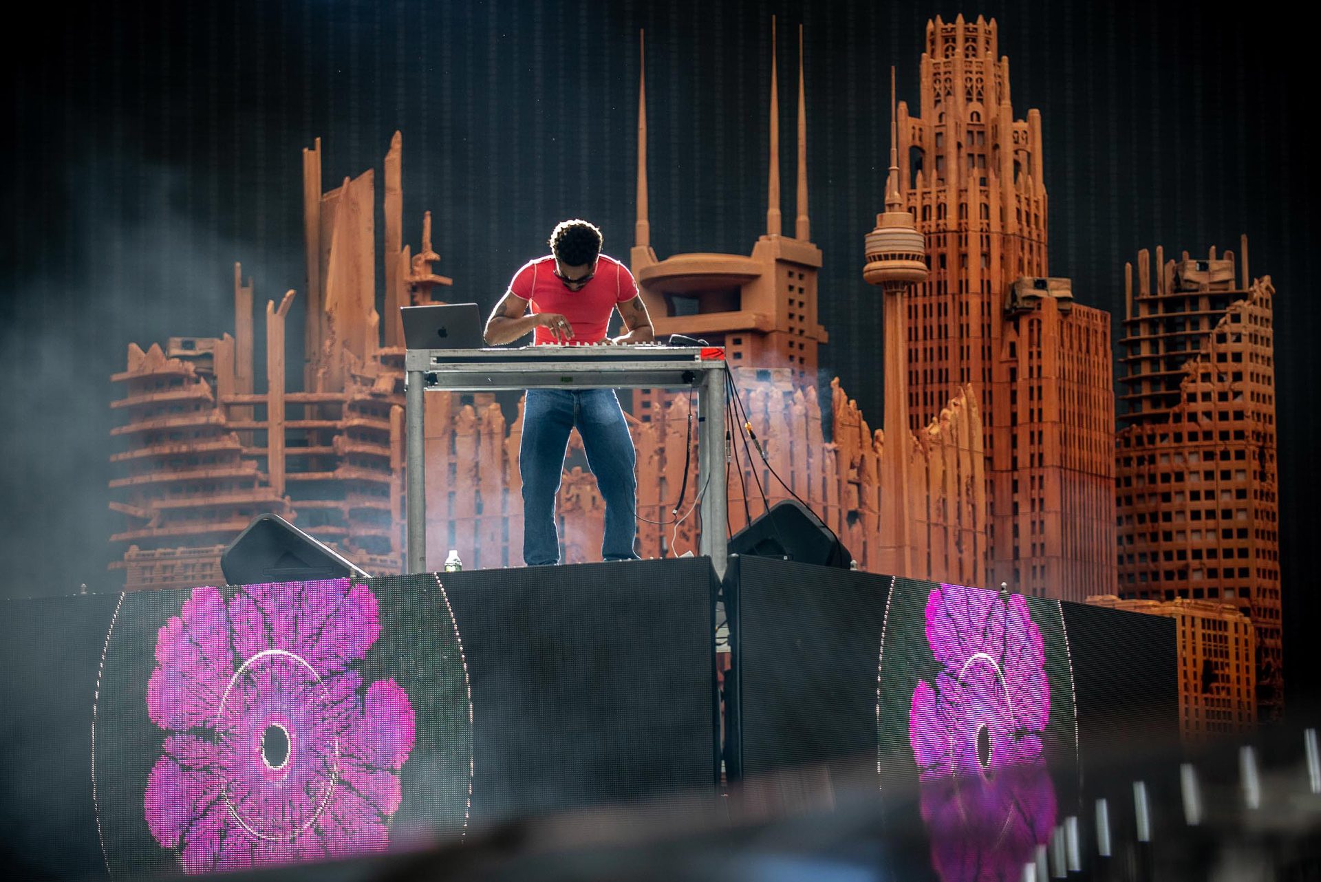 The Weeknd made his NYC-area stadium debut with spectacular MetLife ...