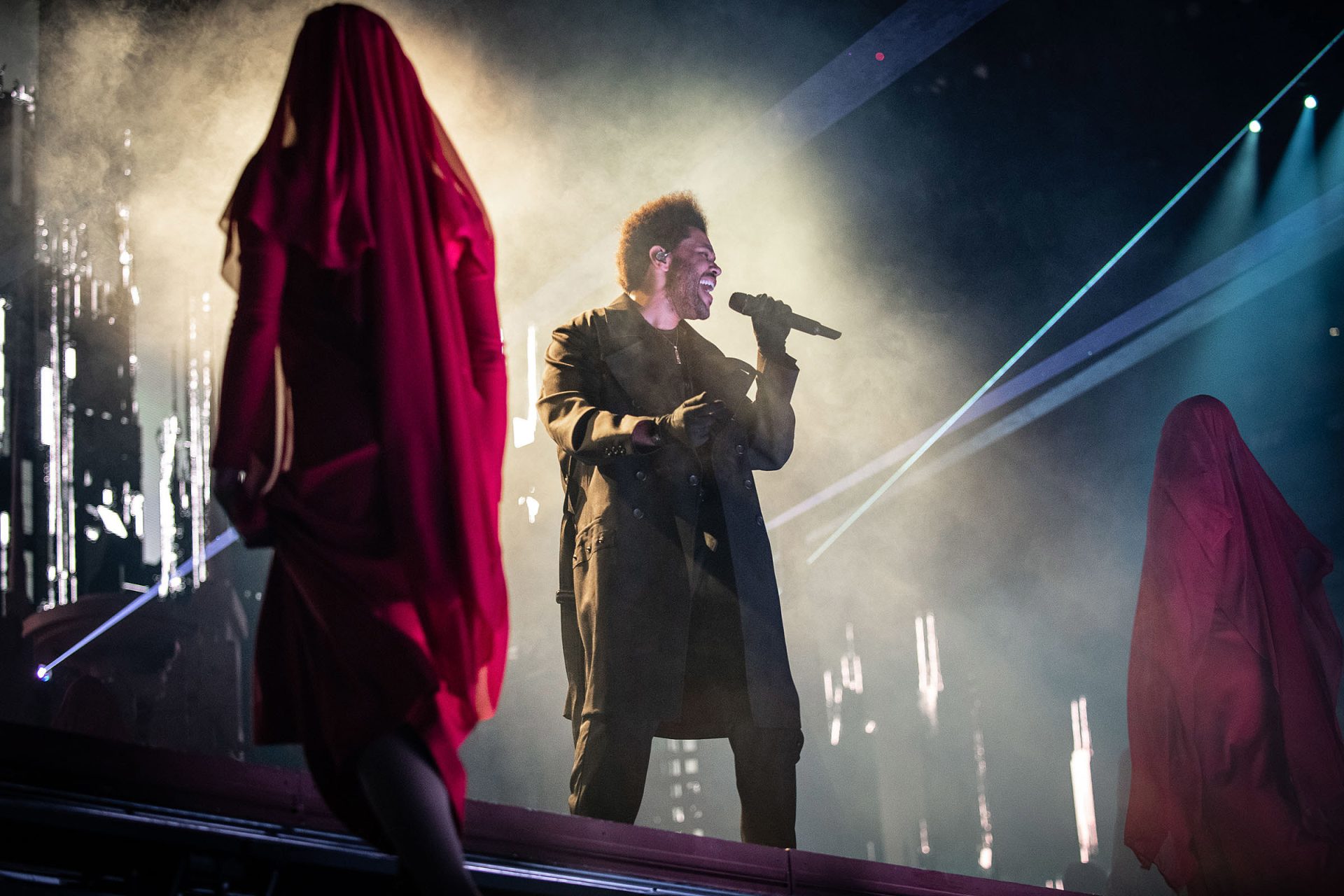 The Weeknd made his NYC-area stadium debut with spectacular MetLife ...