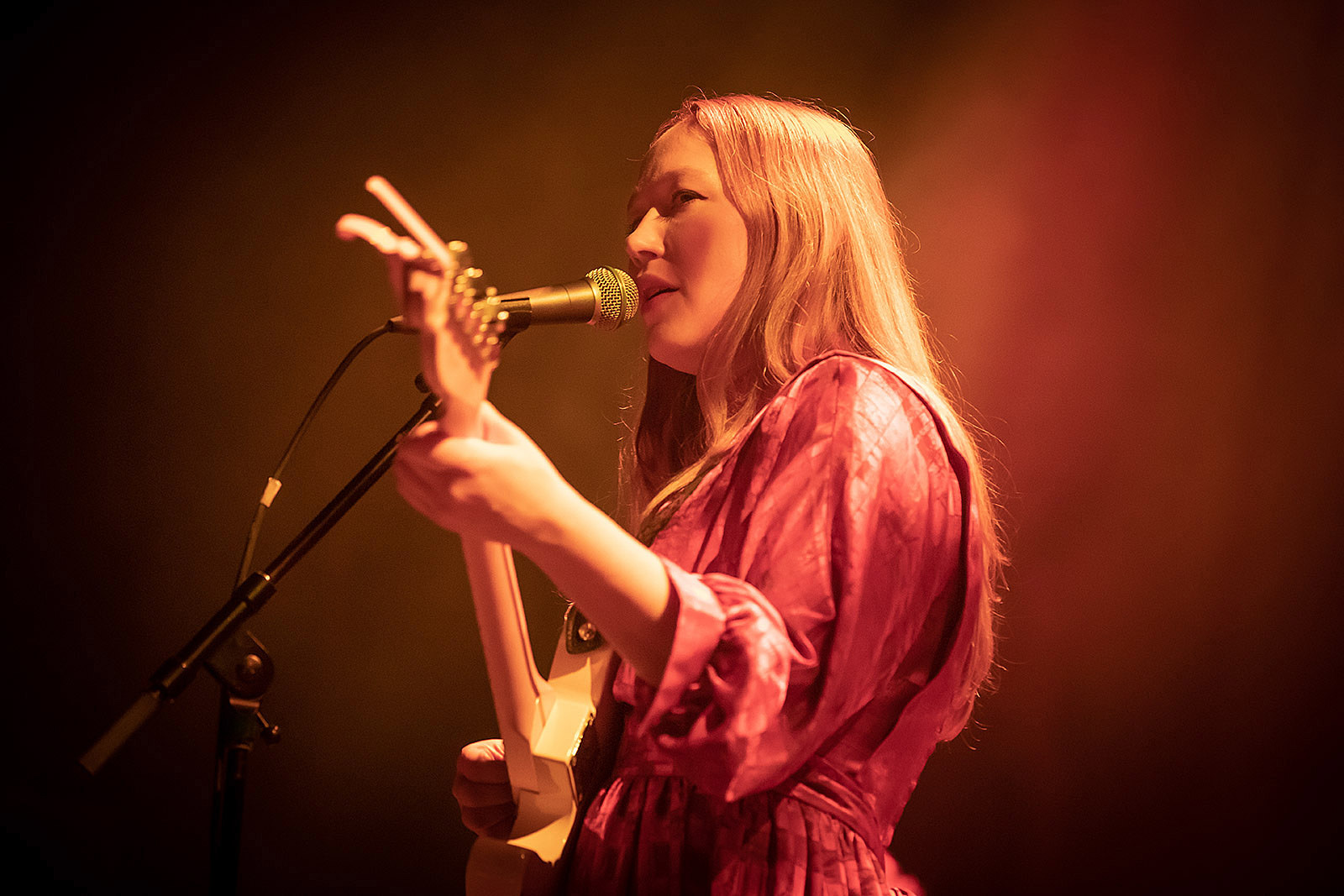 Julia Jacklin dazzled at Brooklyn Steel (pics, setlist, review)