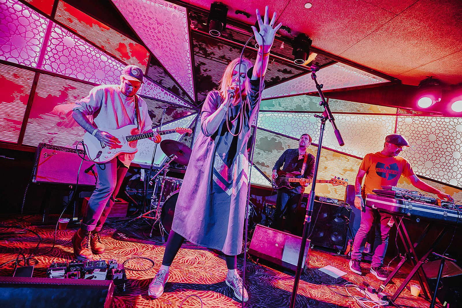 Jane Weaver played The Sultan Room with Air Waves (pics, setlist)