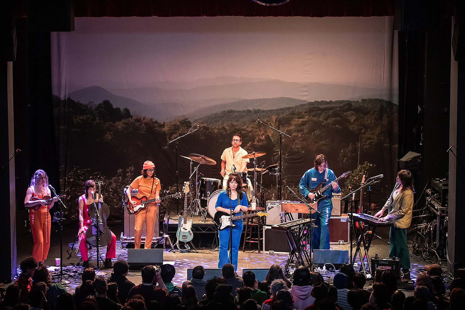 Angel Olsen played White Eagle Hall with Erin Rae (pics, videos, setlist)