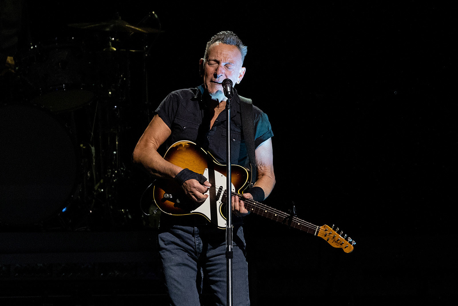 Bruce Springsteen paid tribute to Robbie Robertson at Wrigley Field ...