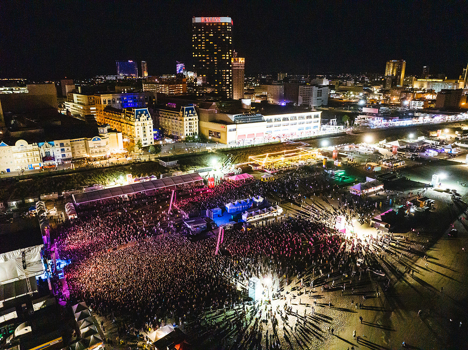 Adjacent Fest day 1 had Paramore, PUP, mosh pits on the beach, emo ...