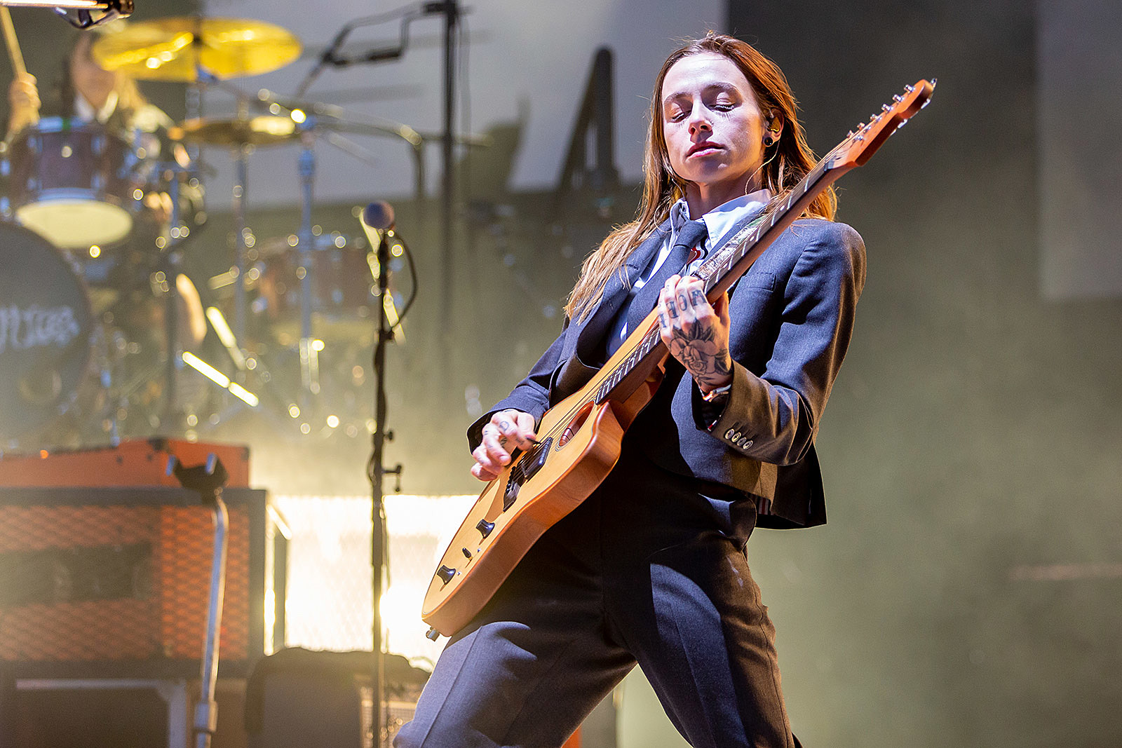 Watch boygenius fans surprise the band by lighting up the crowd in ...