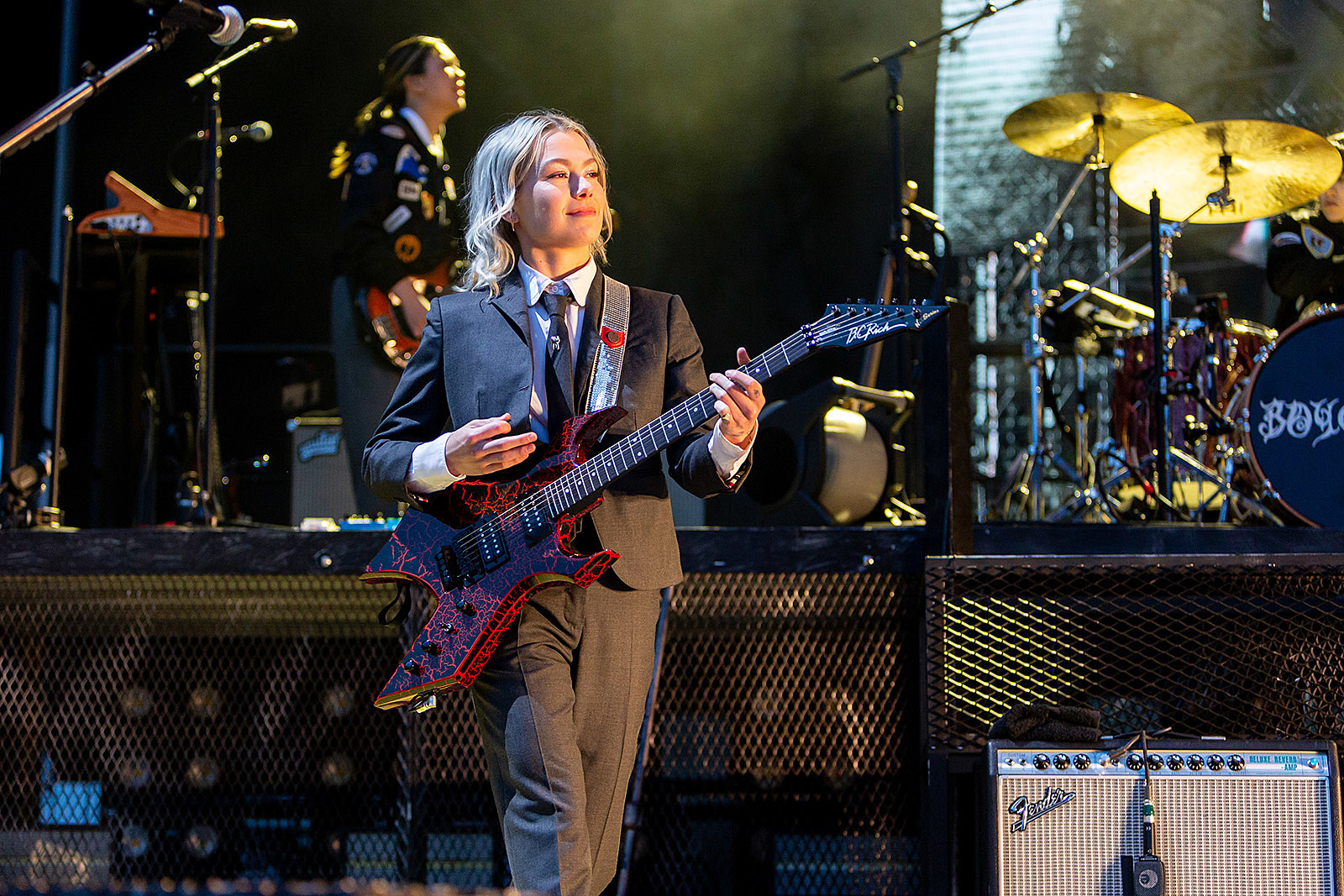 Watch boygenius fans surprise the band by lighting up the crowd in ...