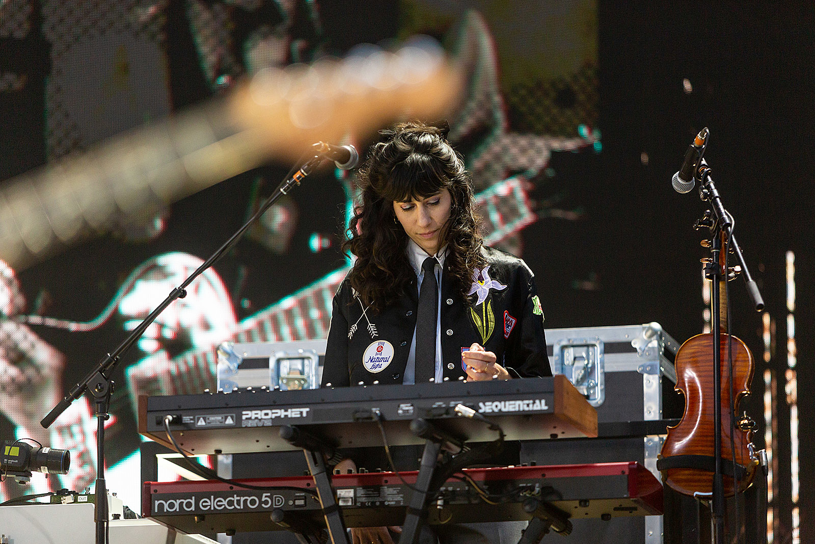 Watch boygenius fans surprise the band by lighting up the crowd in ...