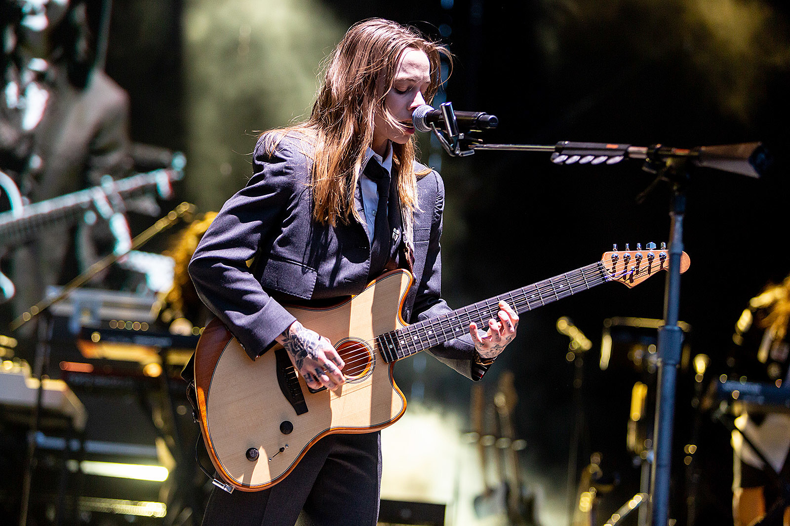 Watch boygenius fans surprise the band by lighting up the crowd in ...