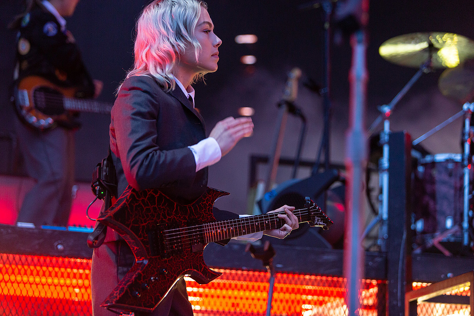 Watch boygenius fans surprise the band by lighting up the crowd in ...