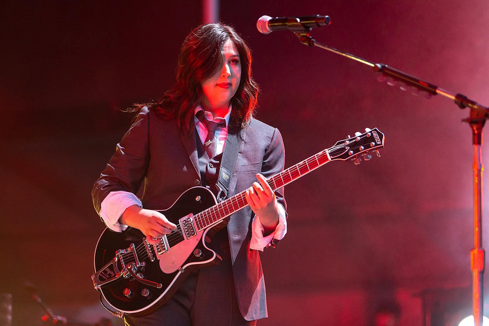 Watch boygenius fans surprise the band by lighting up the crowd in ...