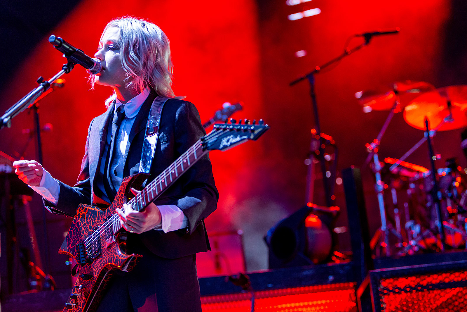 Watch boygenius fans surprise the band by lighting up the crowd in ...