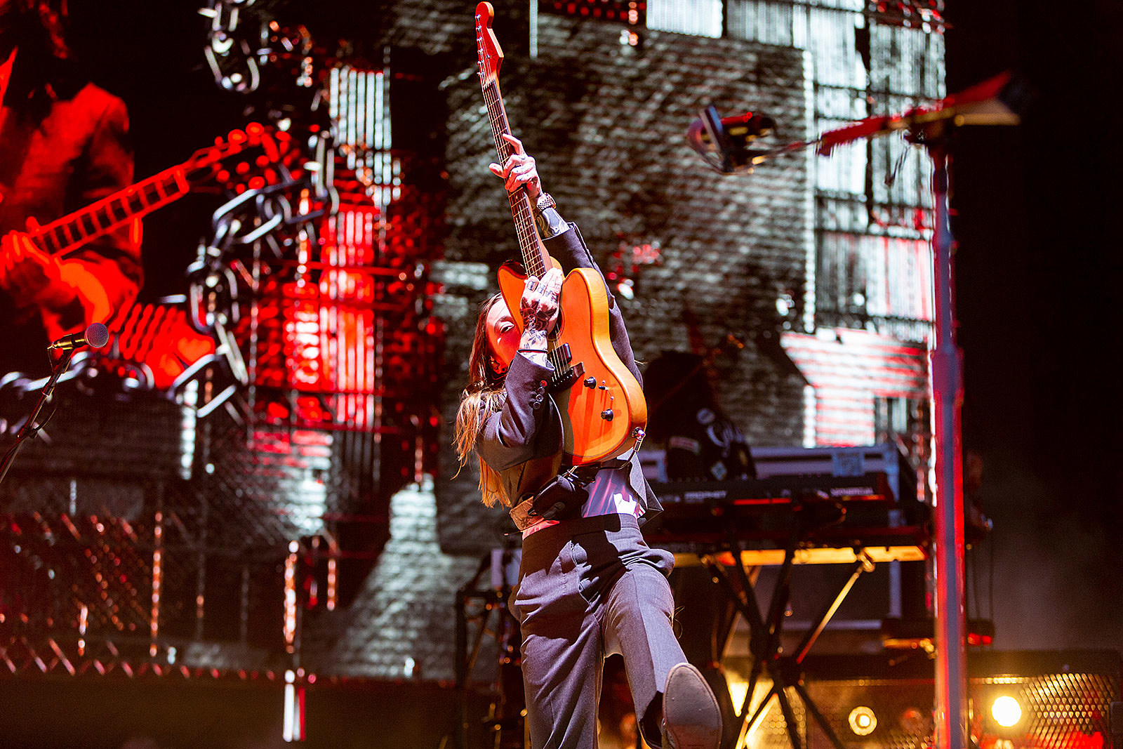 Watch boygenius fans surprise the band by lighting up the crowd in ...