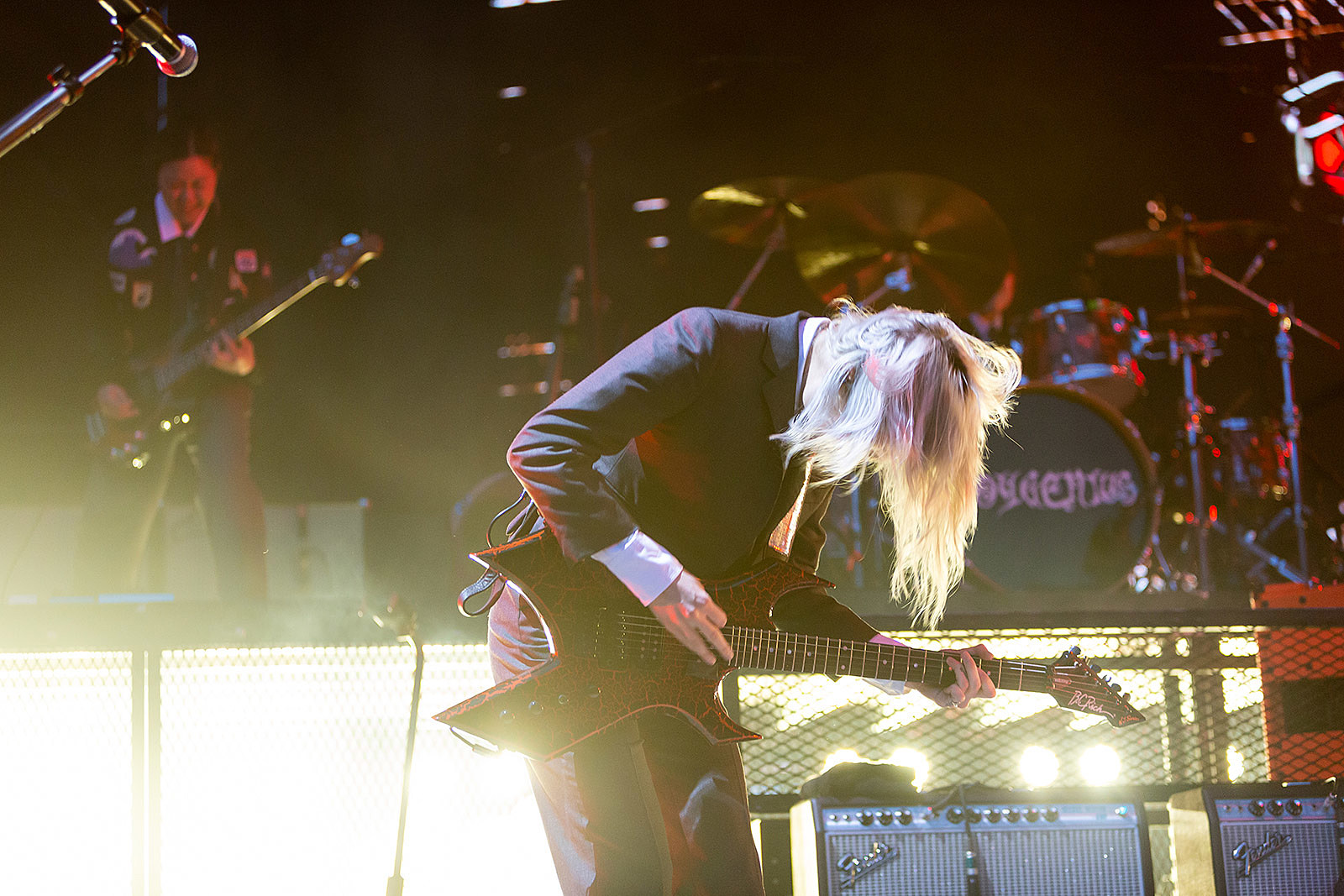 Watch boygenius fans surprise the band by lighting up the crowd in ...