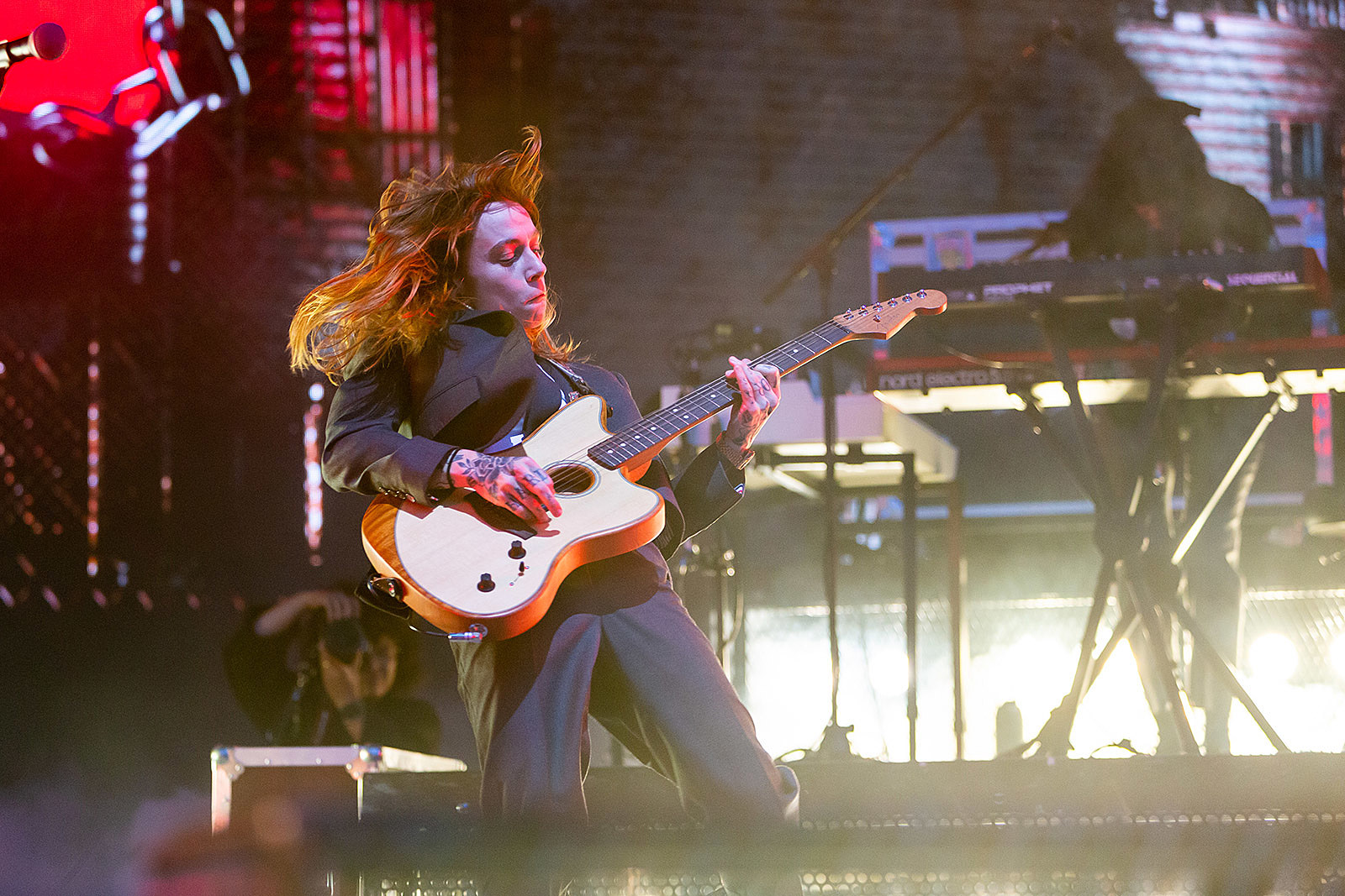 Watch boygenius fans surprise the band by lighting up the crowd in ...