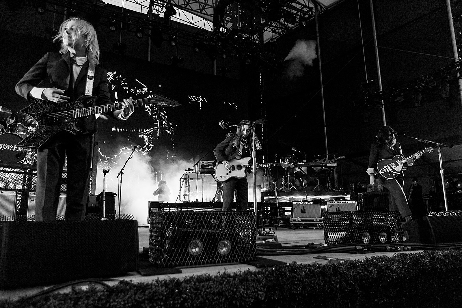 Watch boygenius fans surprise the band by lighting up the crowd in ...