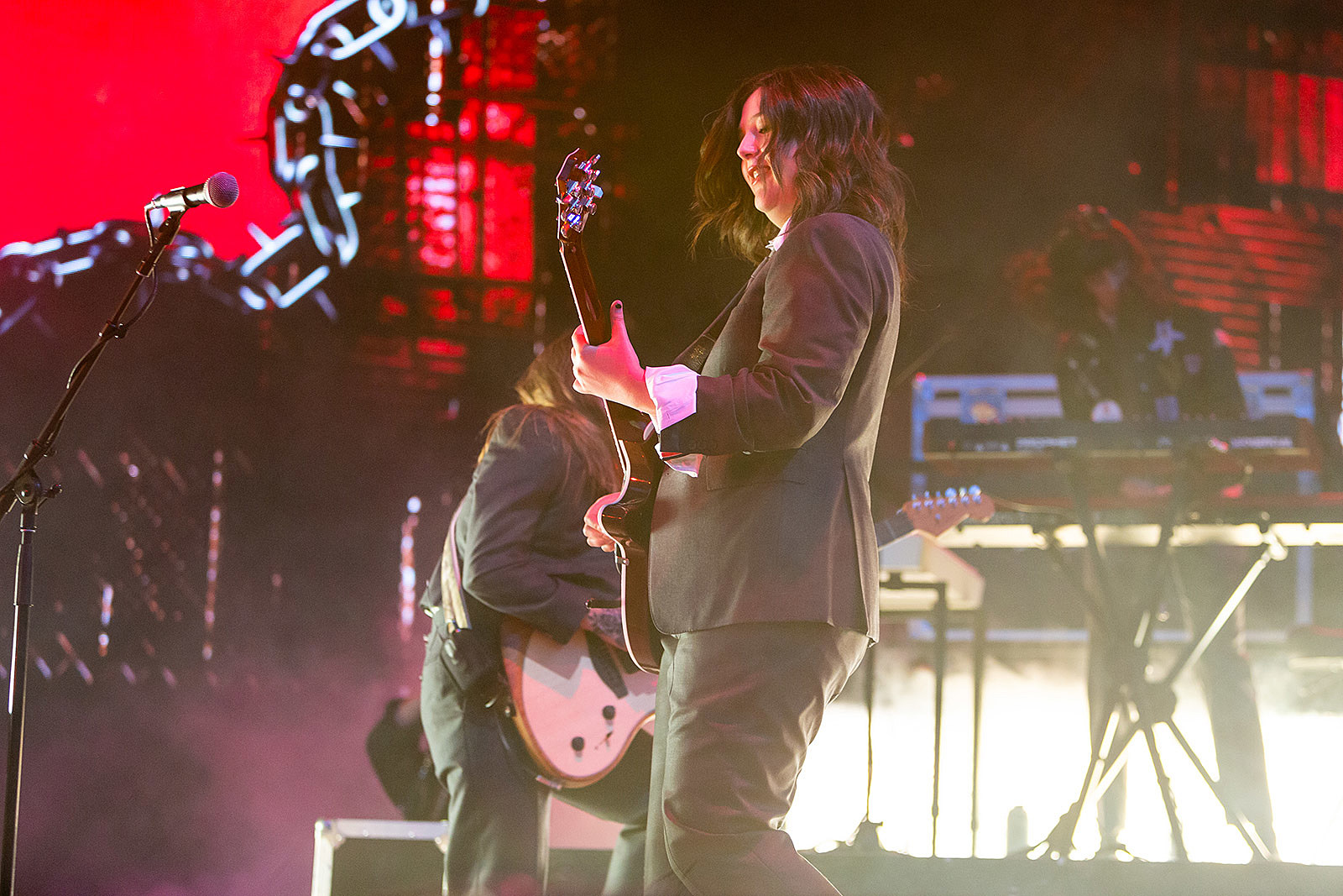 Watch boygenius fans surprise the band by lighting up the crowd in ...