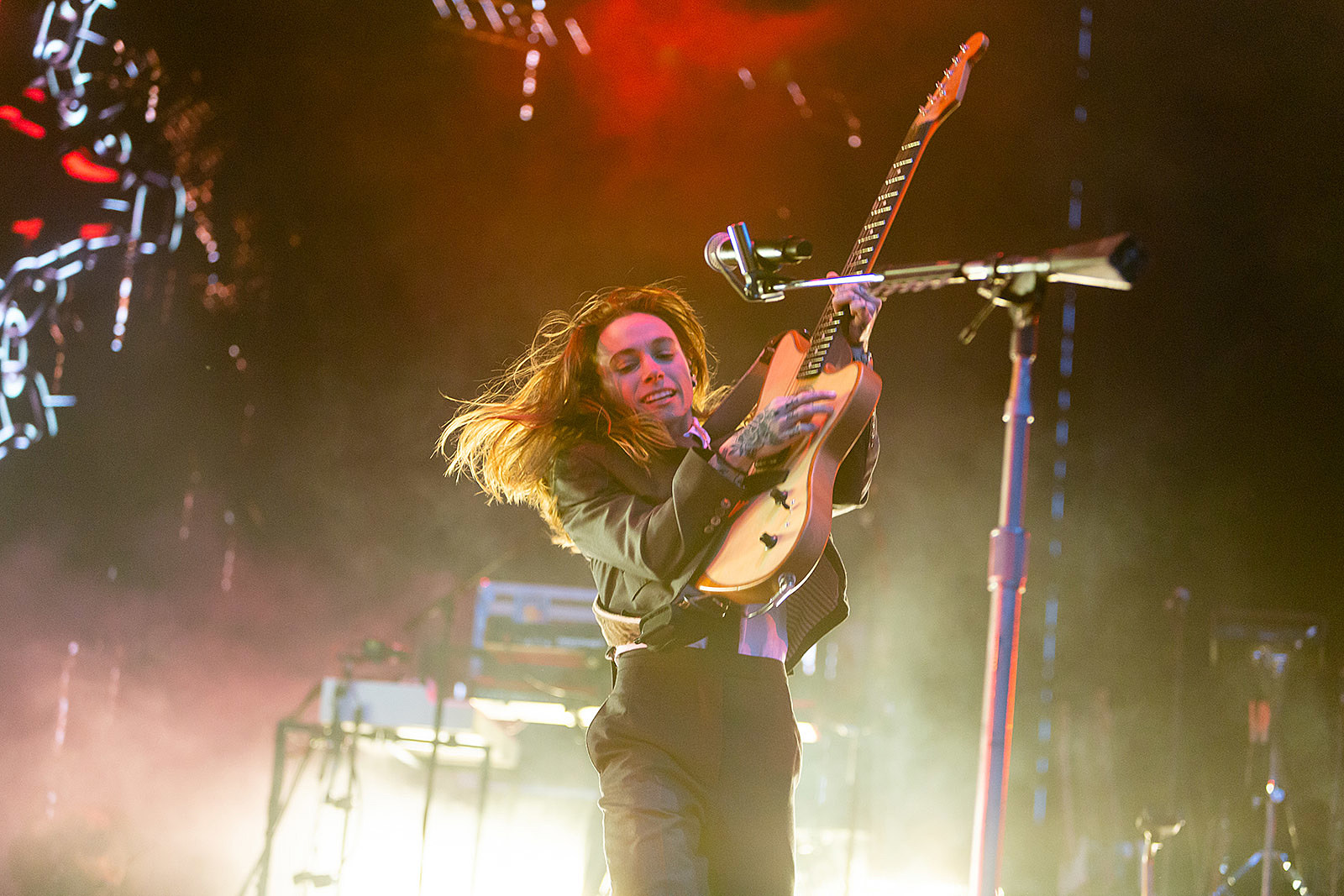 Watch boygenius fans surprise the band by lighting up the crowd in ...