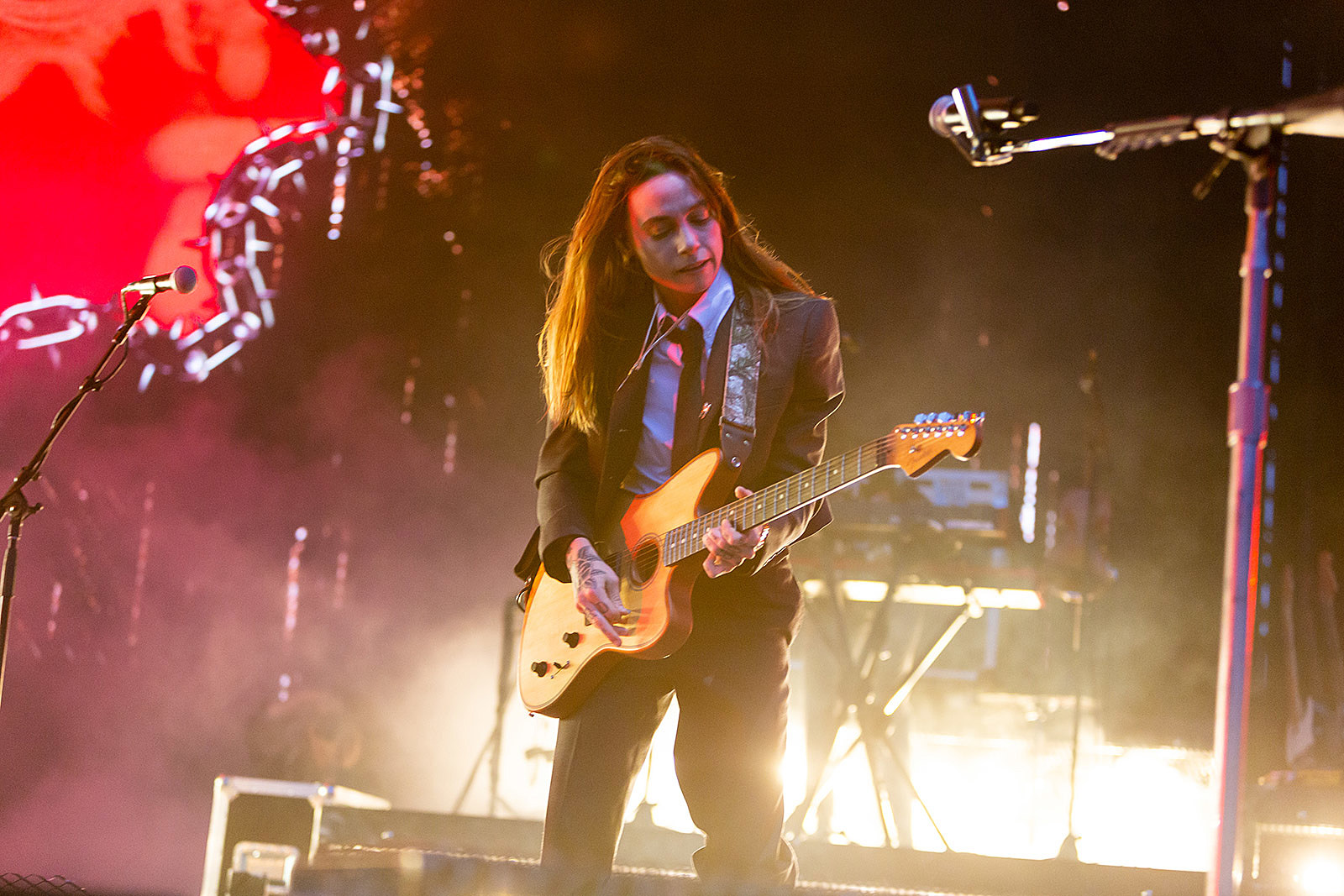 Watch boygenius fans surprise the band by lighting up the crowd in ...