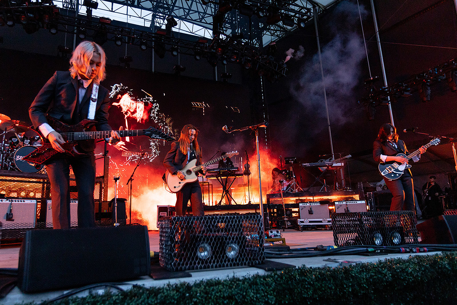 Watch boygenius fans surprise the band by lighting up the crowd in ...