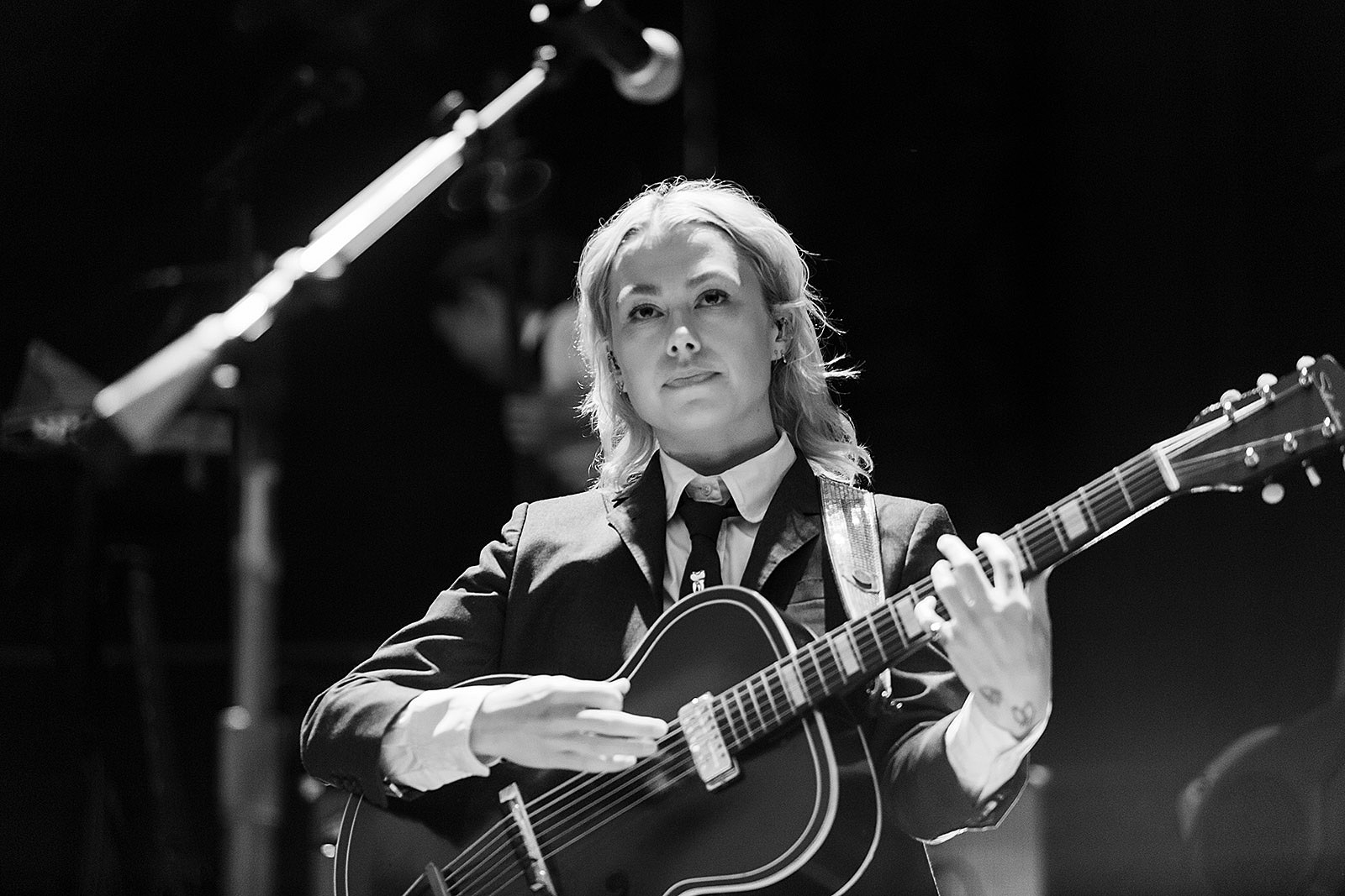 Watch boygenius fans surprise the band by lighting up the crowd in ...