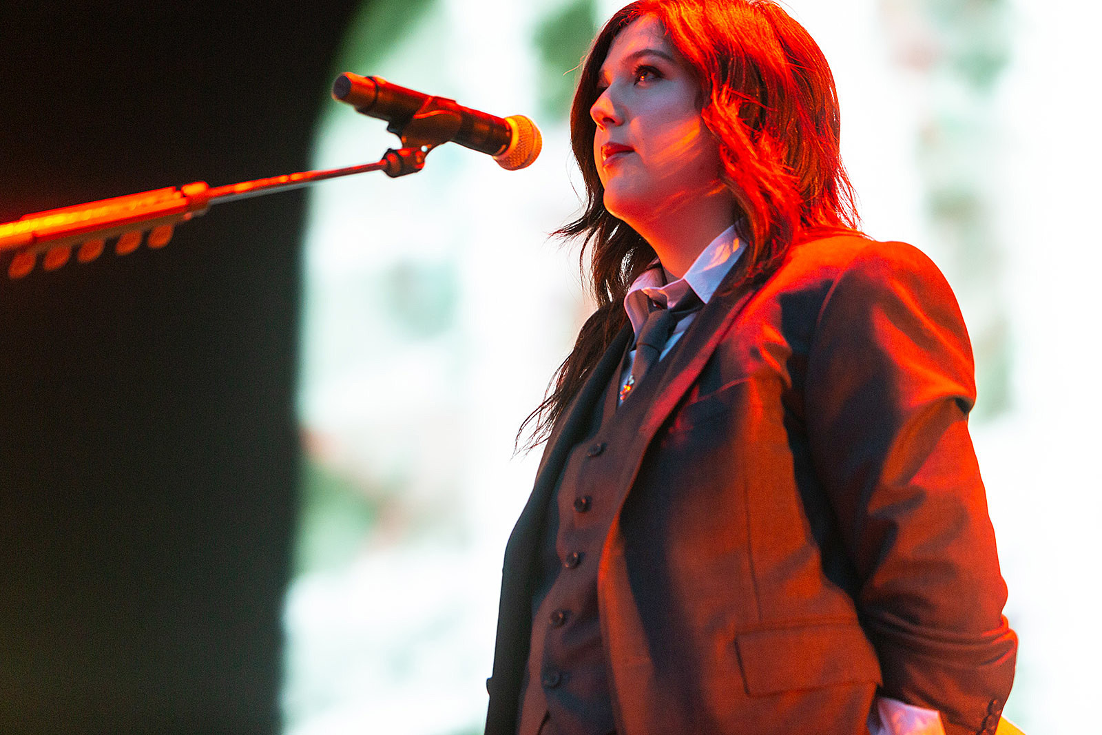 Watch boygenius fans surprise the band by lighting up the crowd in ...