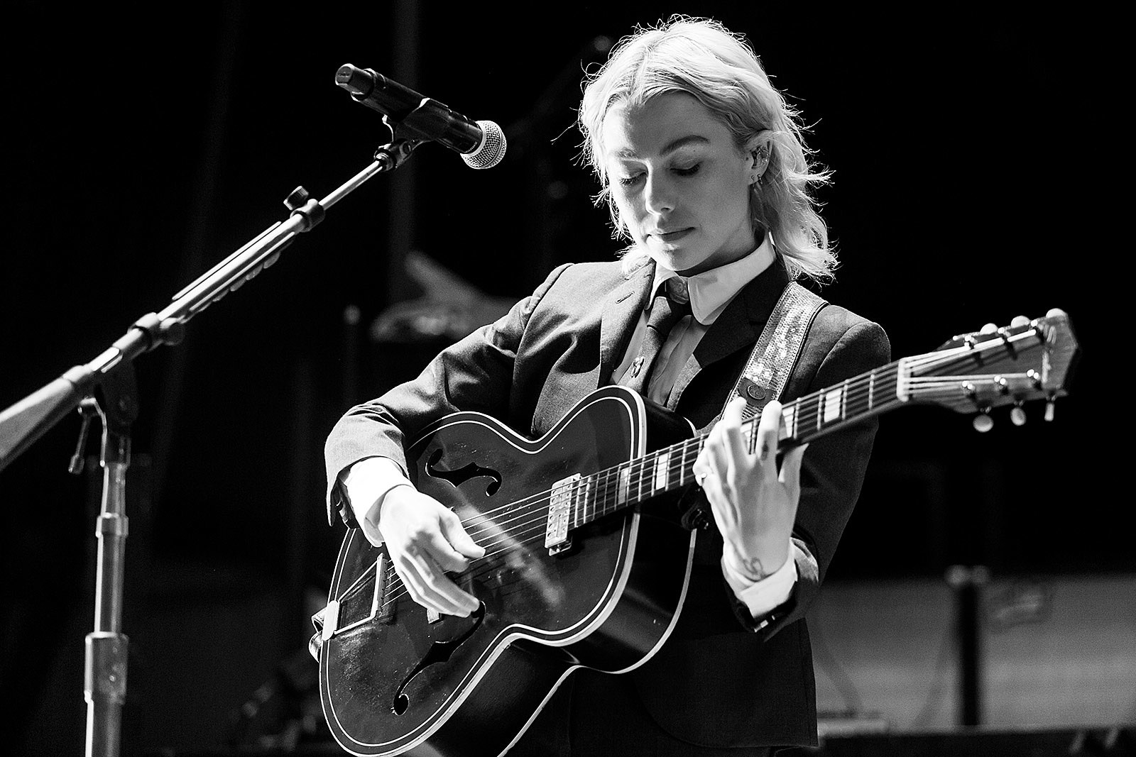 Watch boygenius fans surprise the band by lighting up the crowd in ...