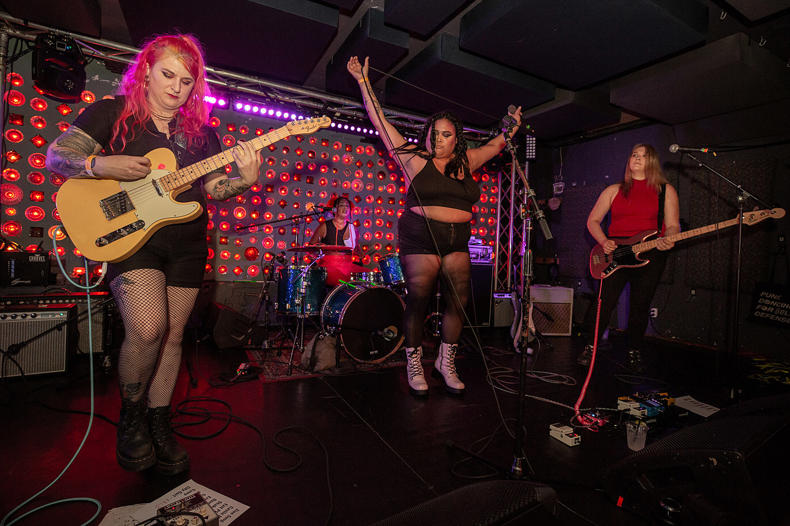 Big Joanie played Baby's All Right with Frida Kill (pics, setlist)