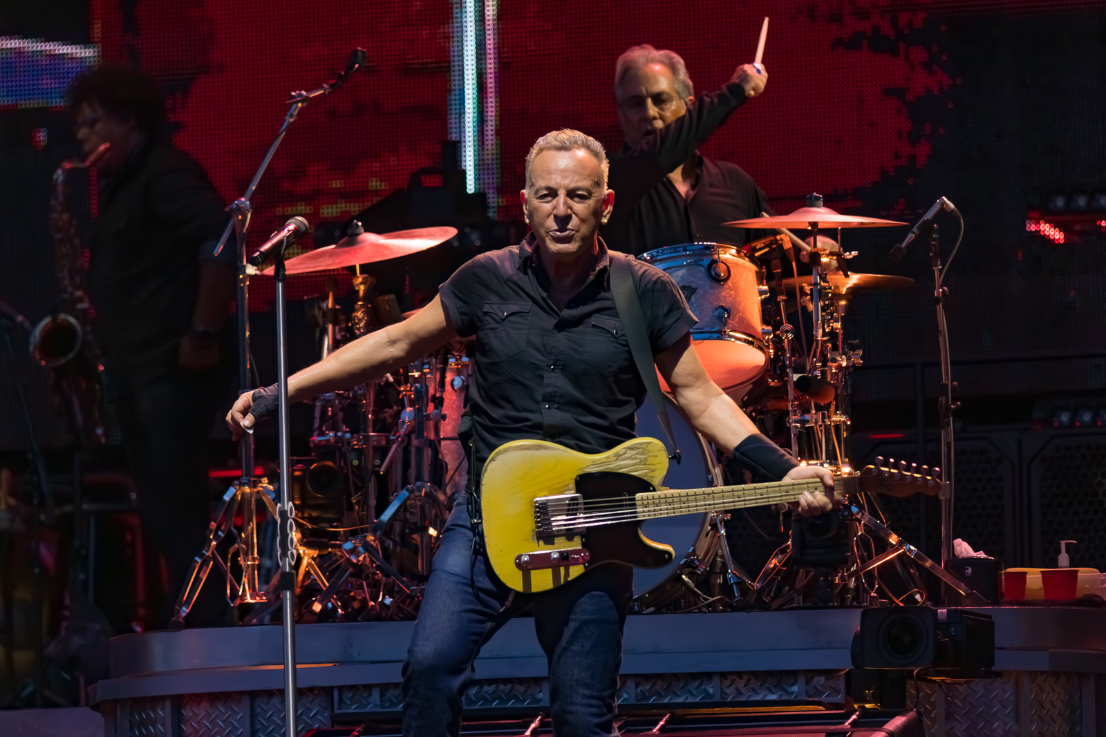 Bruce Springsteen opens show with "a fighting prayer for my country ...