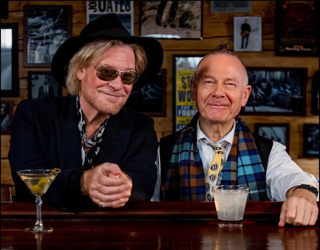 Watch Robert Fripp & Daryl Hall play King Crimson, Bowie's "Heroes ...