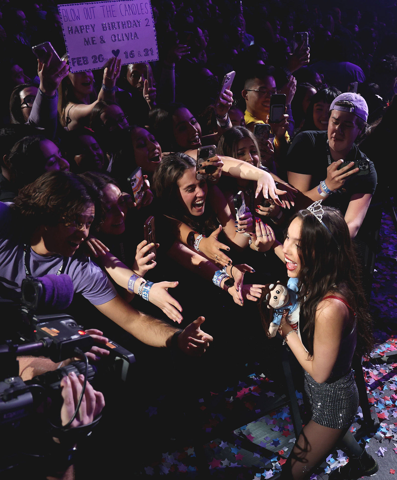Olivia Rodrigo began 'GUTS' tour in Palm Springs w/ Chappell Roan (pics ...