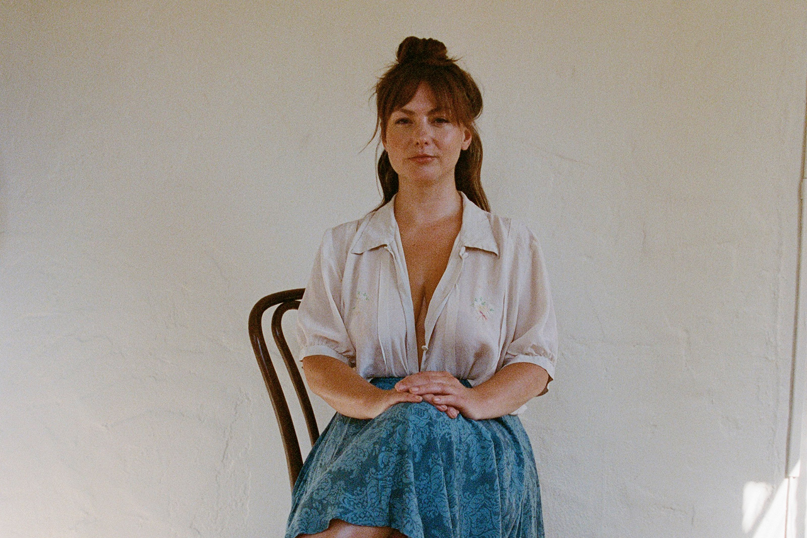 Angel Olsen announces fall solo tour with Greg Mendez, Maxim Ludwig ...