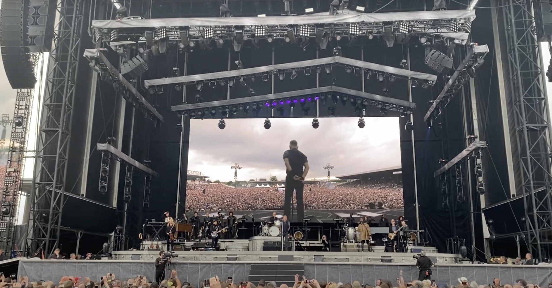 Watch Bruce Springsteen cover The Pogues' "A Rainy Night in Soho" at ...