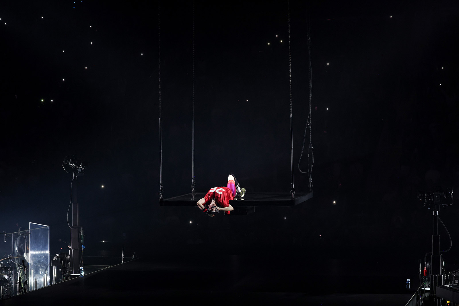 Billie Eilish begins 2024 tour (pics, video, setlist), adds LA shows