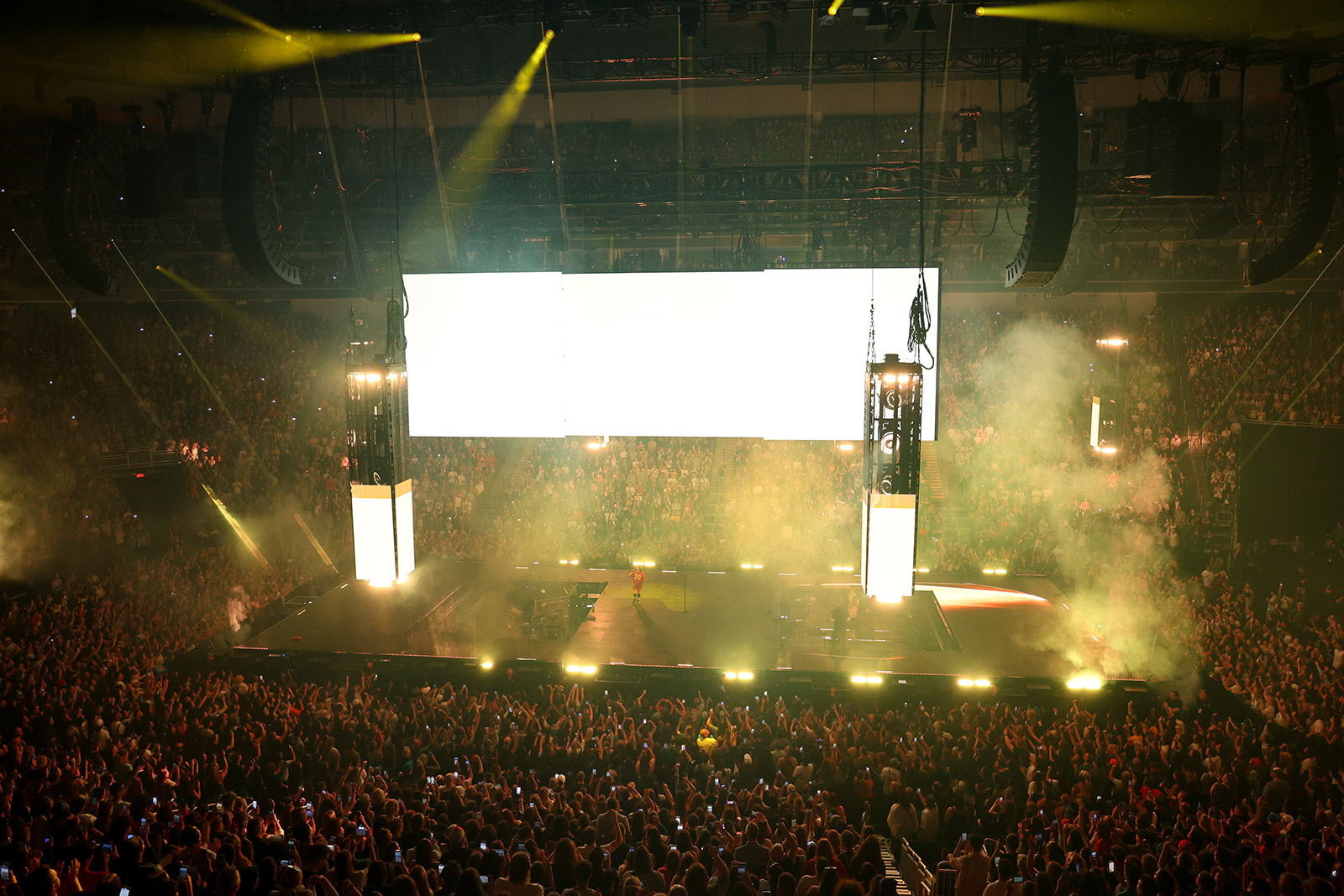 Billie Eilish begins 2024 tour (pics, video, setlist), adds LA shows